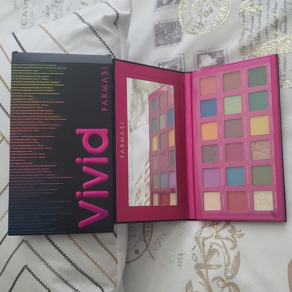 Vane GlowStar Boutique | Makeup | 8 Vivid Eyeshadow Palette 18 Shades ...